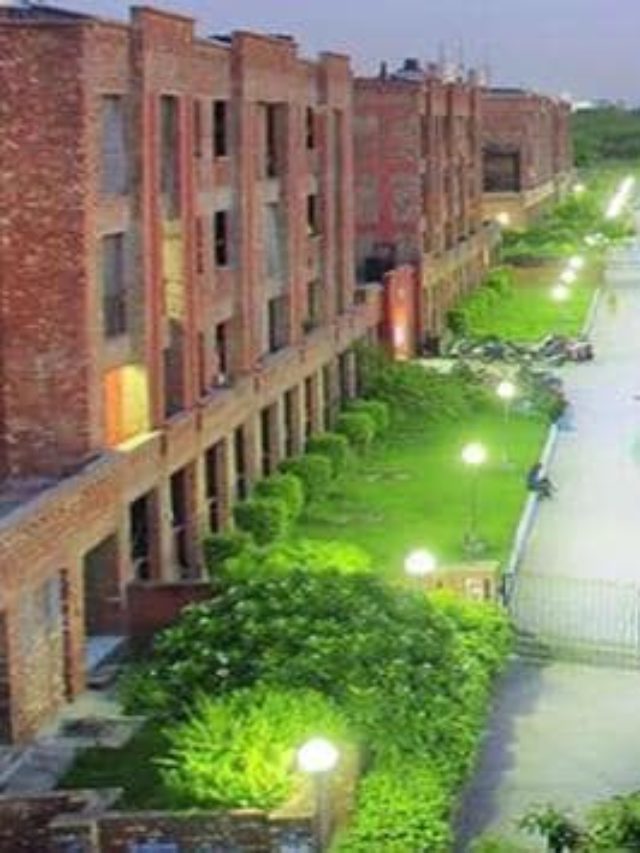 JNU vs AMU: Which Is Better For B.Tech/B.E? | Youth Ki Awaaz